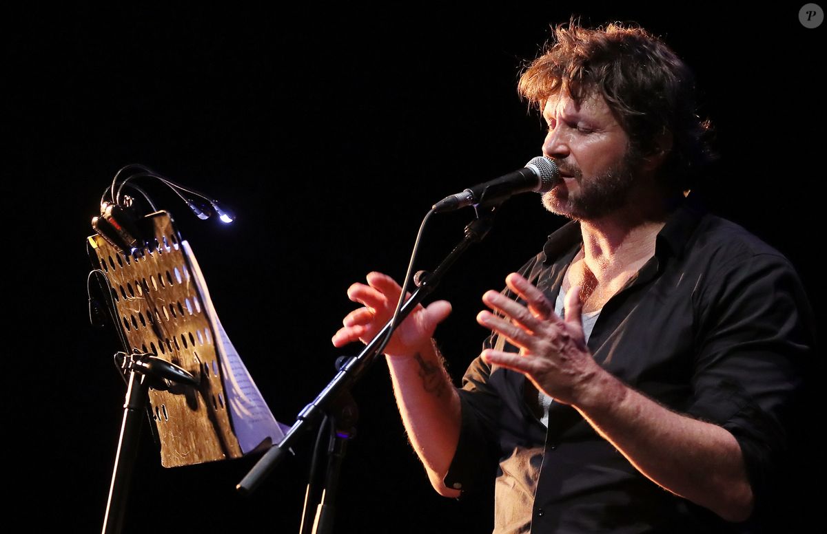 Photo : On le découvre en plein concert en train de s'adresser au public Exclusif - Bertrand ...
