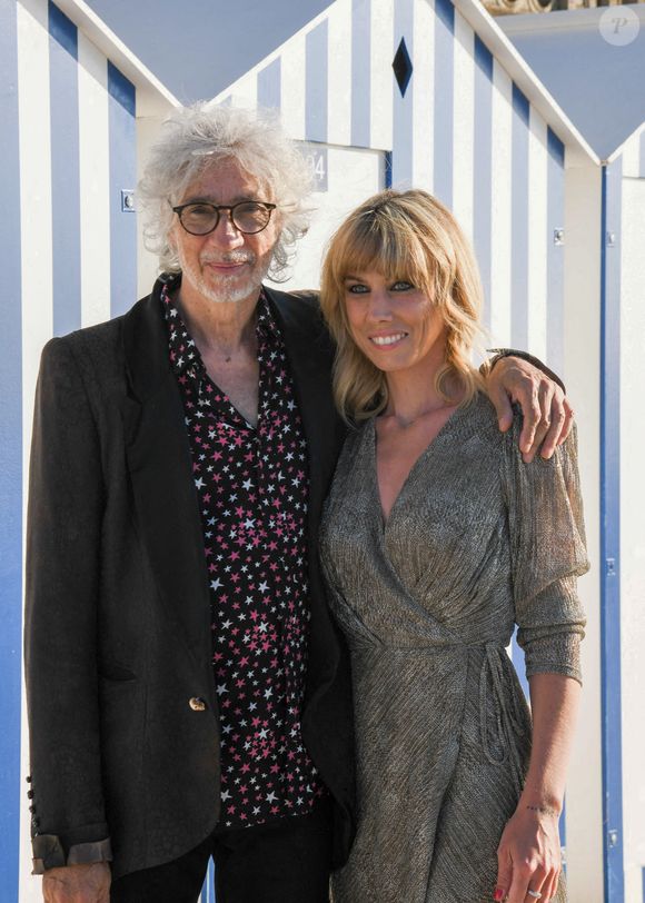 Louis Bertignac et sa femme Laetitia, 34 ans de moins, vivent un séjour de rêve à des milliers ...