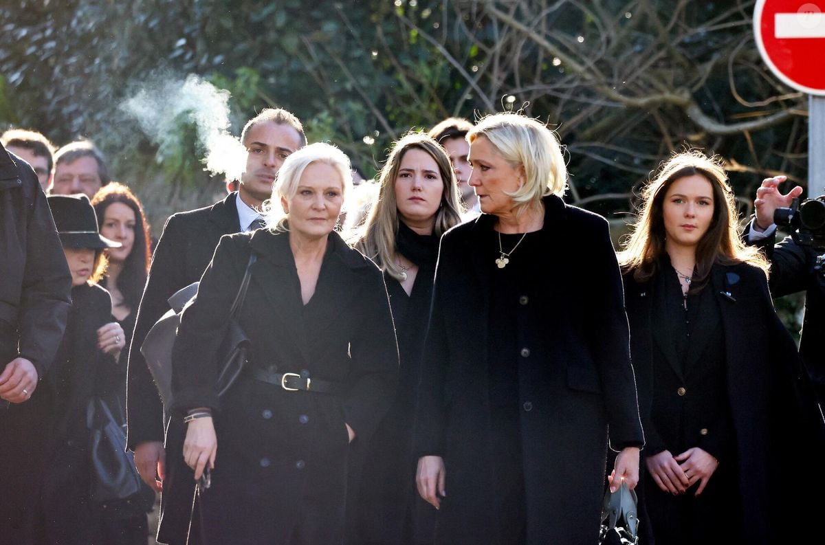 Photo : Marine Le Pen, sa soeur Marie-Caroline, Mathilde Chauffroy ...
