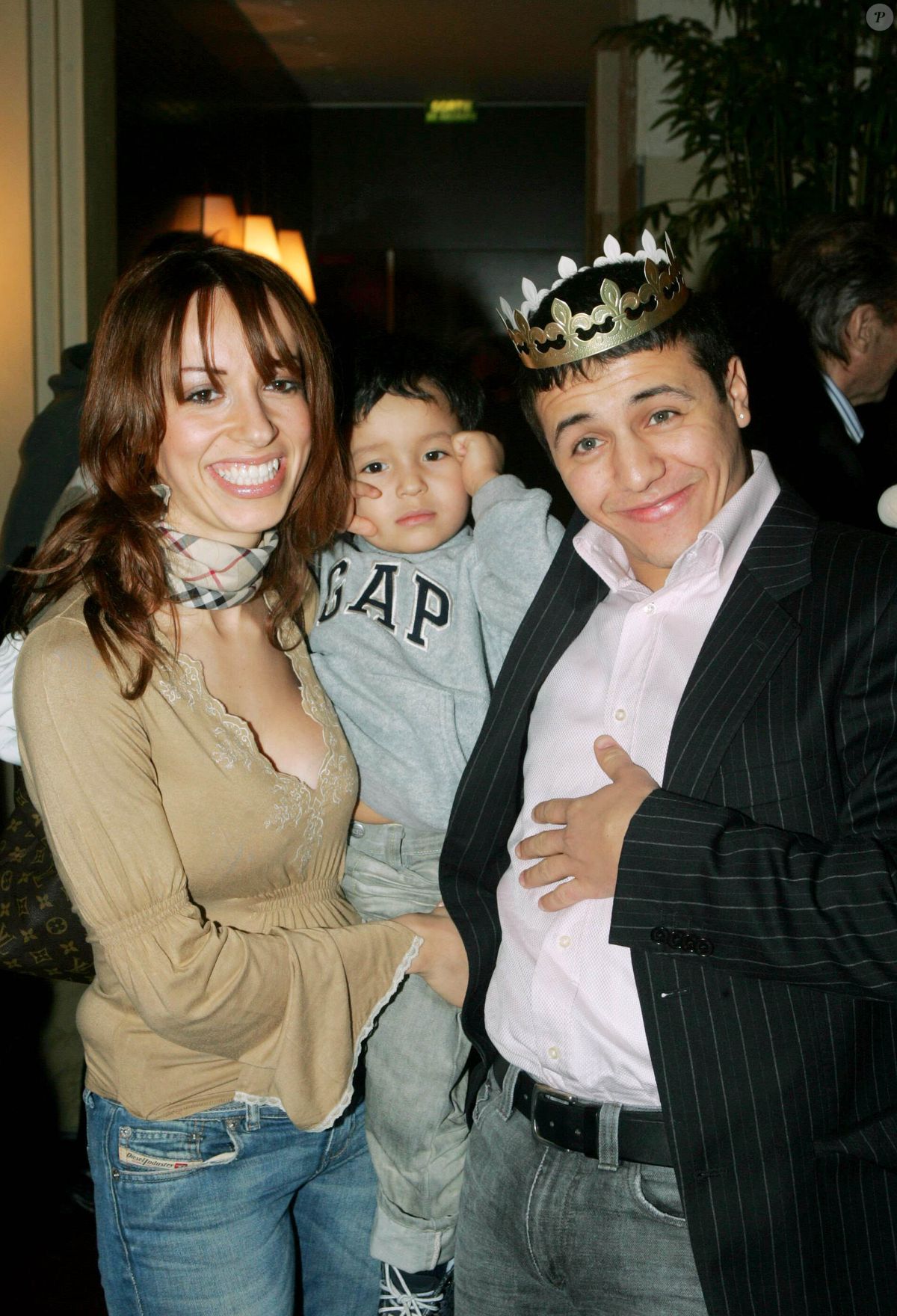 Photo : Faudel, son fils et son ex-femme à Paris, en 2003. Photo ...