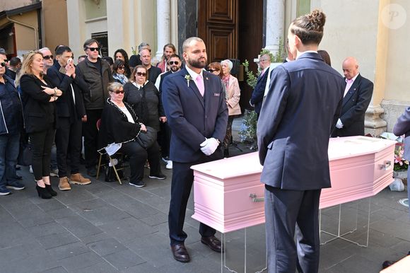 Recueillement à Nice pour Loana : "pas beaucoup de famille et d’amis ...