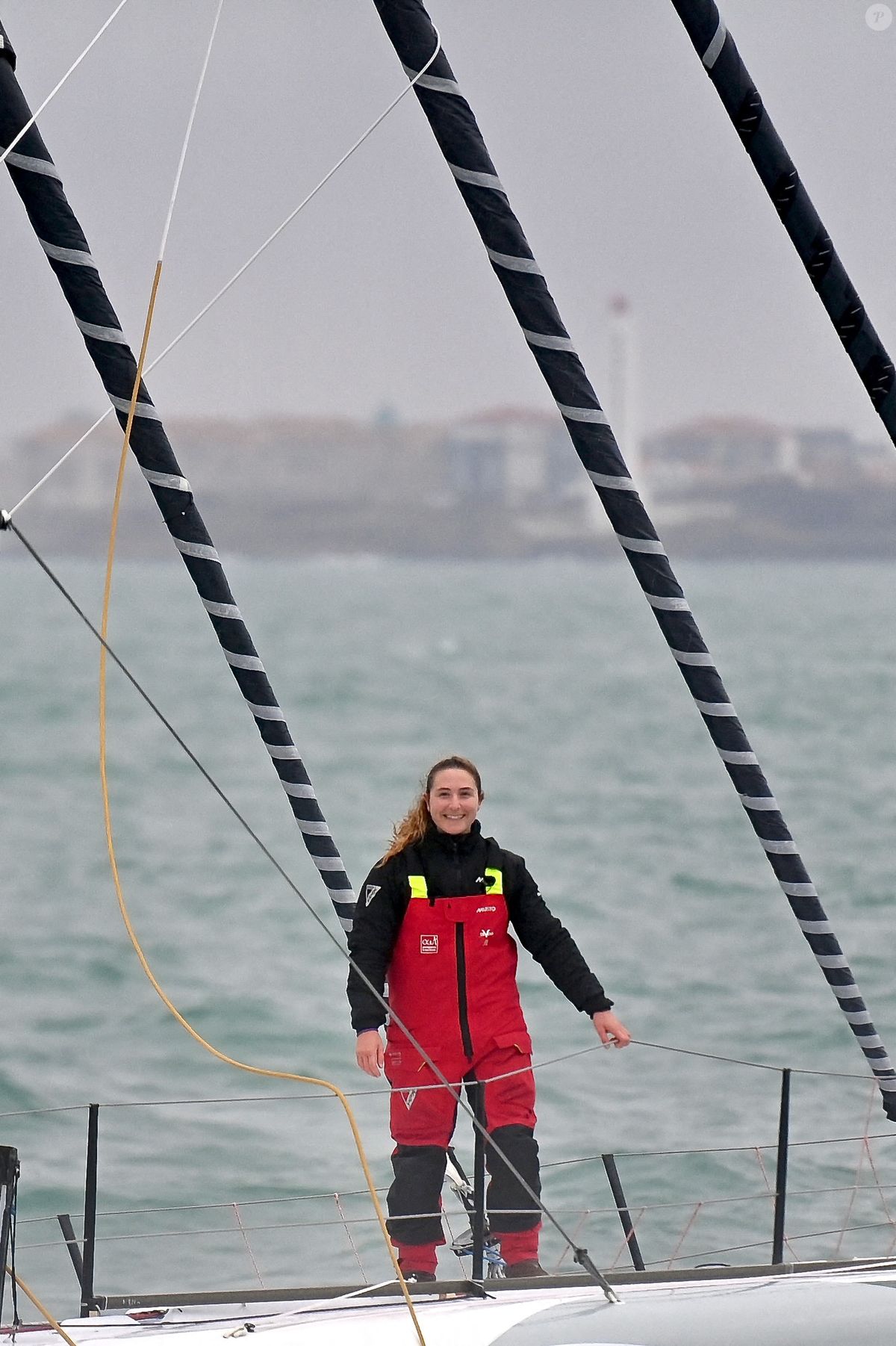 Photo : La skipper française Violette Dorange célèbre sur son monocoque ...