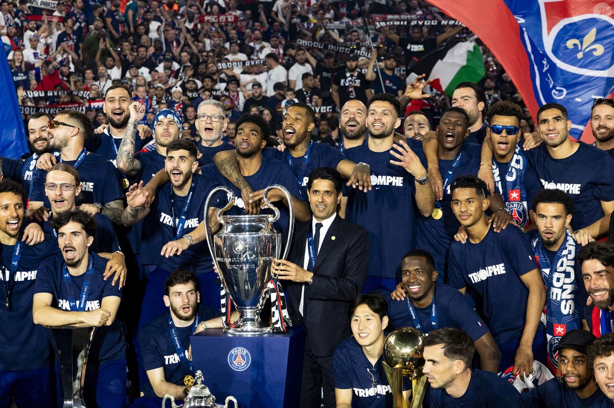Photo : Nasser al-Khelaïfi (président du PSG), Luis Enrique, Luis Campos, Khvicha Kvaratkshelia ...