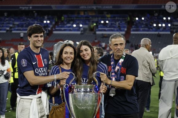 Luis Enrique fête le sacre historique du PSG avec sa femme Elena et ...