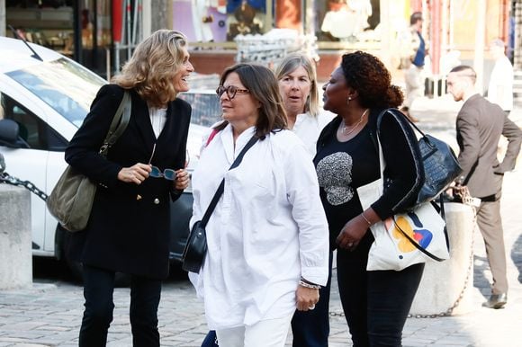 Alexandra et Clarisse, les filles de Philippe Labro, se serrent les ...