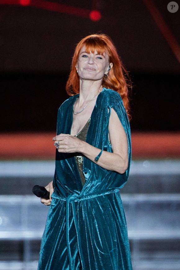 Axelle Red perd l'équilibre sur scène : découvrez en images le moment ...