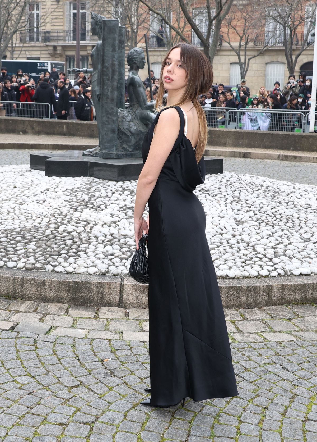 Photo : Kim Higelin aux arrivées au défilé Miu Miu Mode Féminine Prêt-À ...