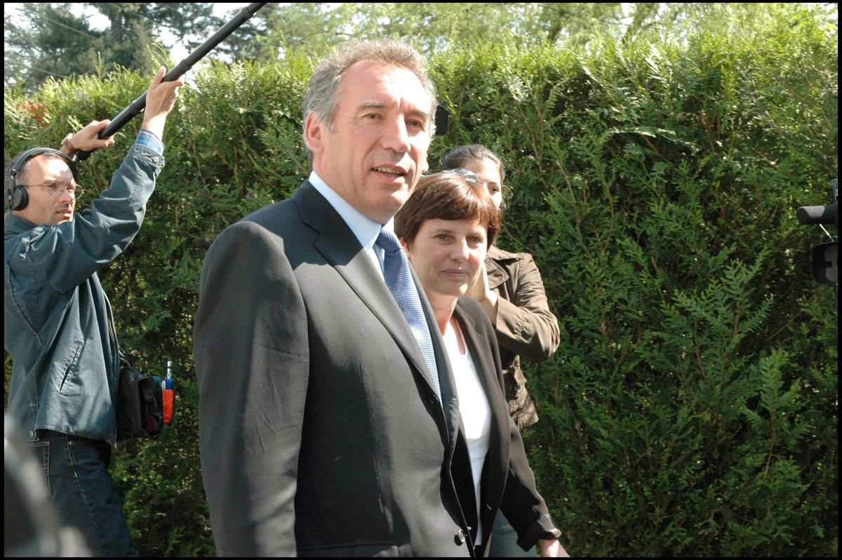 Photo : François Bayrou et sa femme Elisabeth au bureau de vote de Pau ...