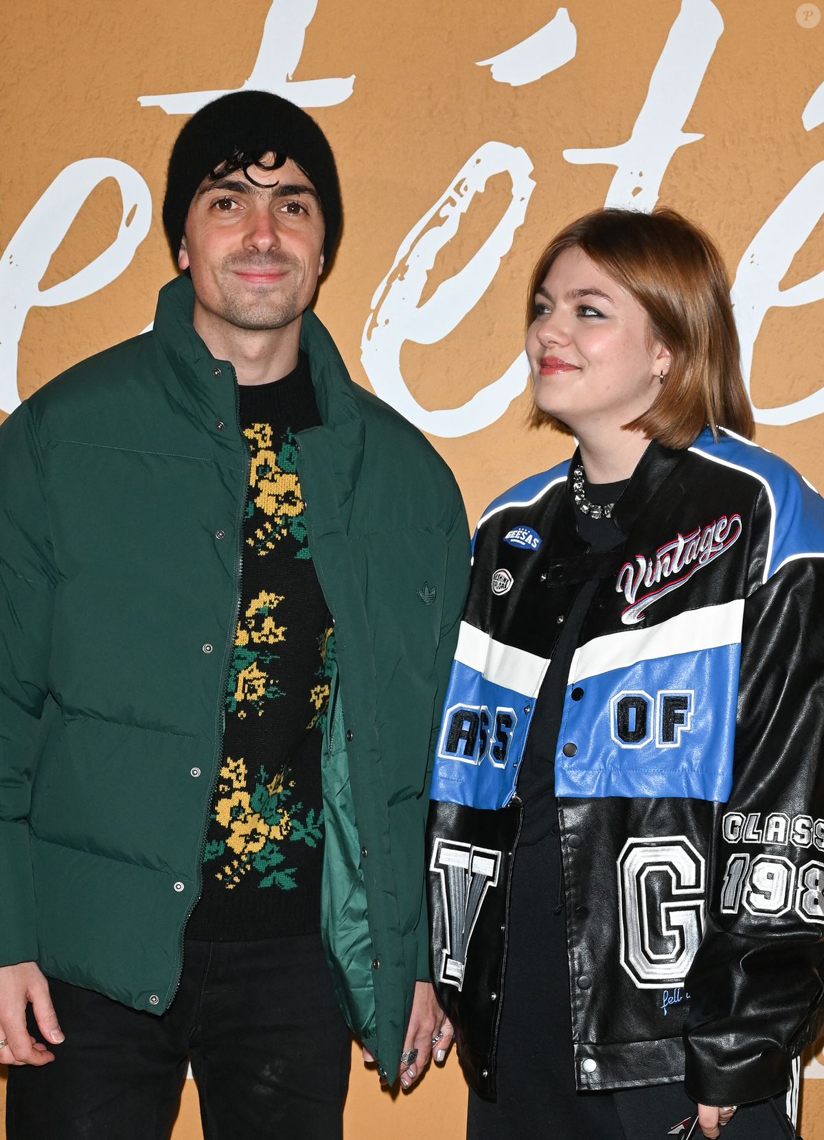 Photo : Fusionnels, la chanteuse et le musicien apparaissent assis côte ...