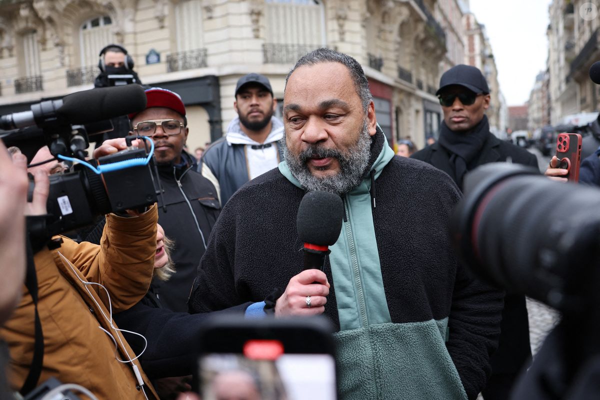 Photo : Dieudonné a eu l'autorisation du juge de s'y rendre malgré la ...