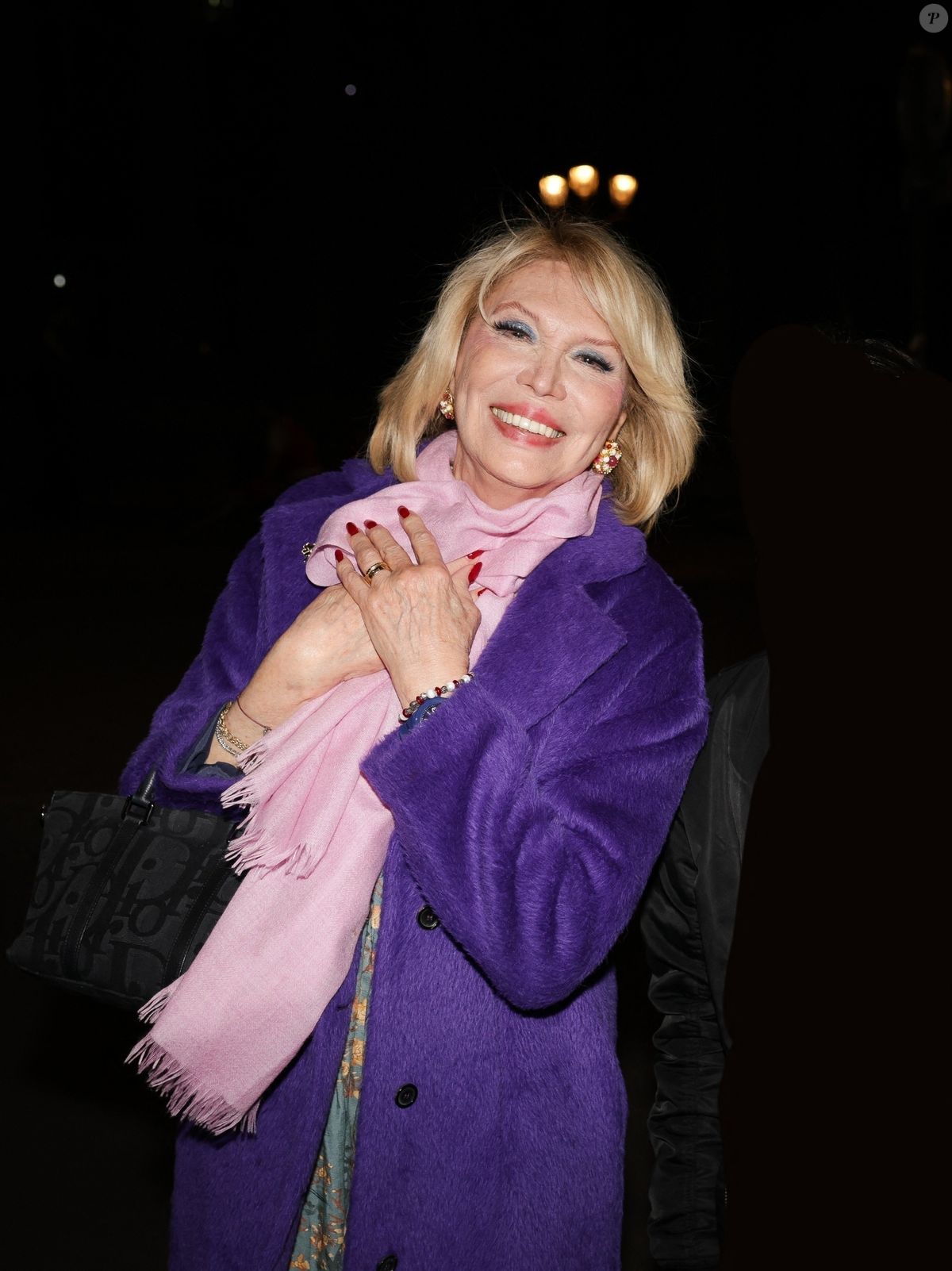 Photo : Exclusif - Amanda Lear à la sortie du restaurant "Le Deauville ...