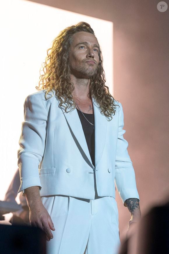 Biceps de sortie, chevelure très travaillée, paysage parfait : Julien ...