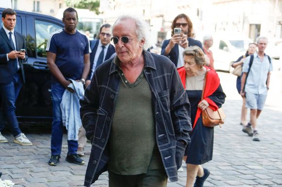 Alexandra et Clarisse, les filles de Philippe Labro, se serrent les ...