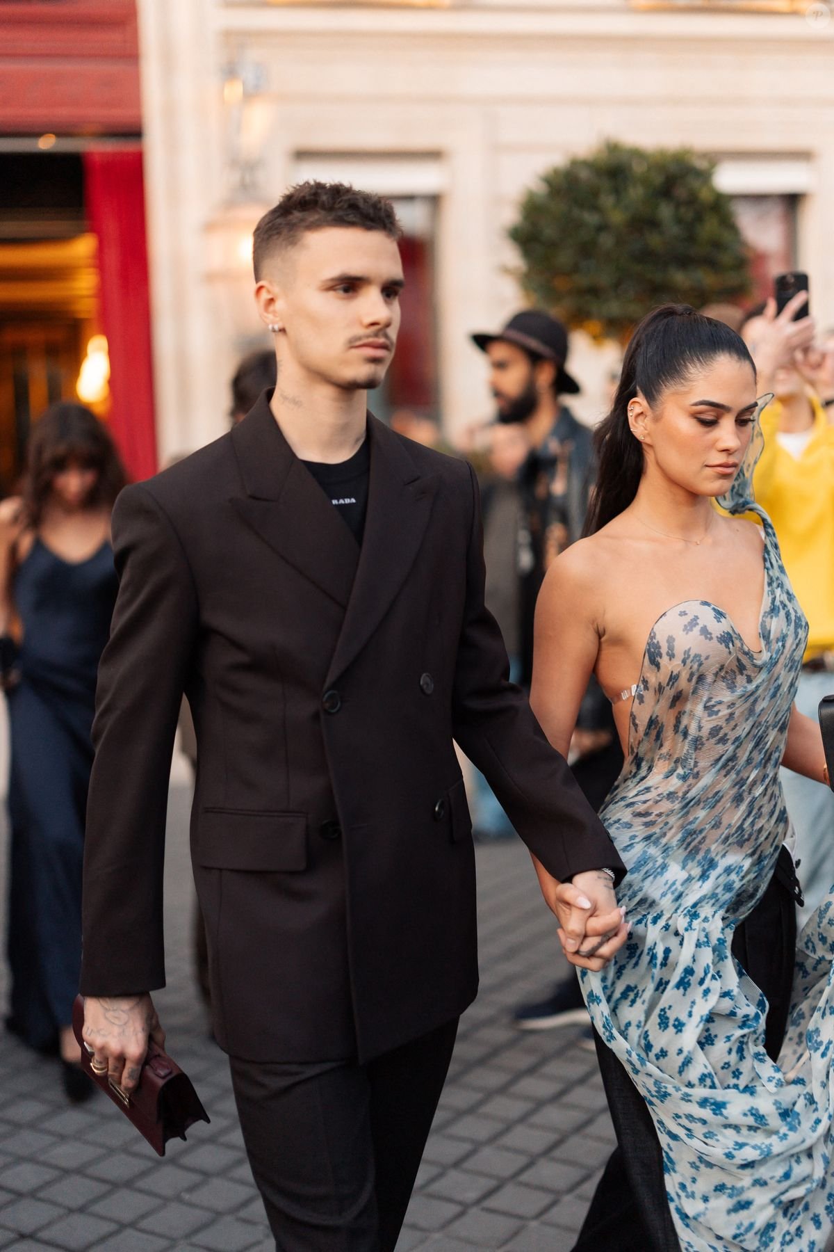 Photo : Roméo Beckham et sa compagne Kim Turnbull sortent de l'hôtel La ...