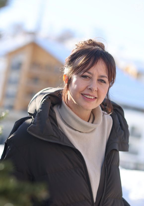 Photo : Pavlova aux fruits rouges et fleurs comestibles, ou un vrai ...