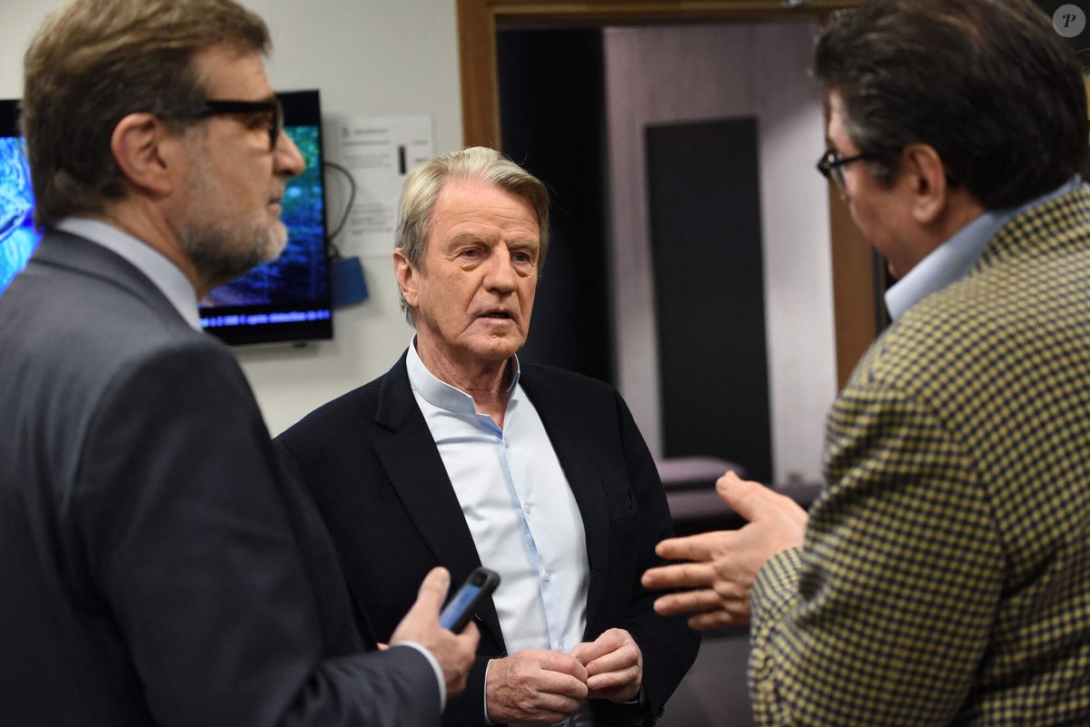 Photo : Bernard Kouchner est interviewé sur RMC/BFM TV à Paris, France ...