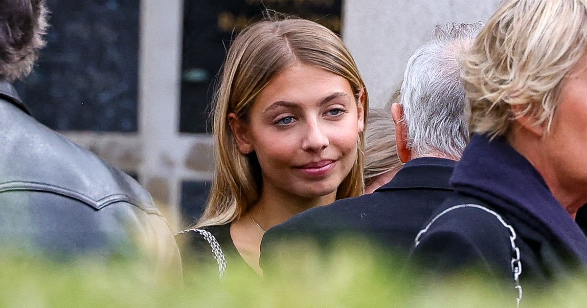 Stella bien entourée pour un moment solennel, la fille de Jean-Paul Belmondo retrouve une alliée ...