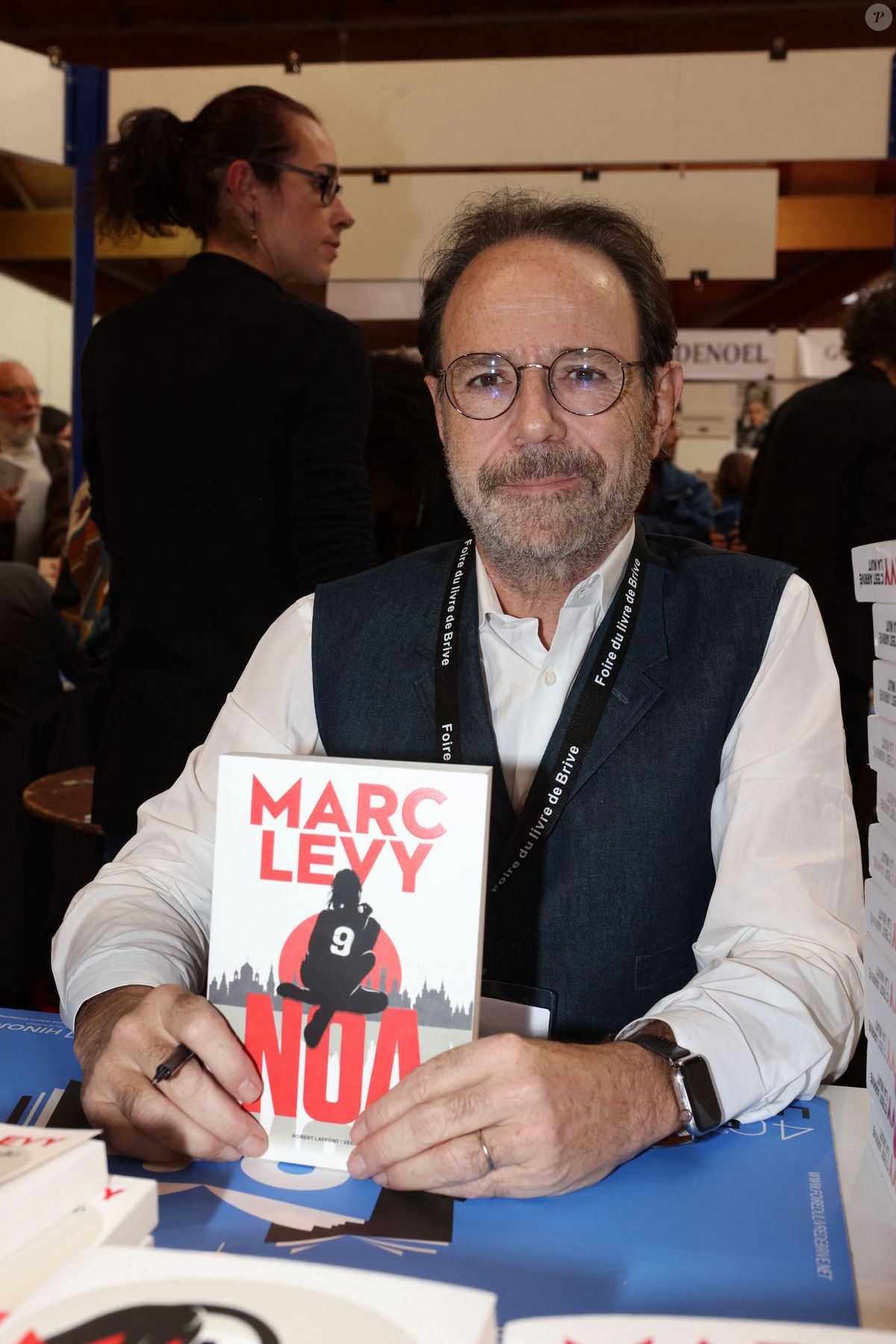 Photo : Marc Lévy - Personnalités à la 40ème Foire du Livre à la Halle ...
