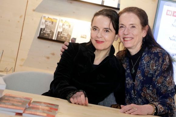 Amélie Nothomb : Rares photos de sa sœur Juliette, son sosie qui écrit ...