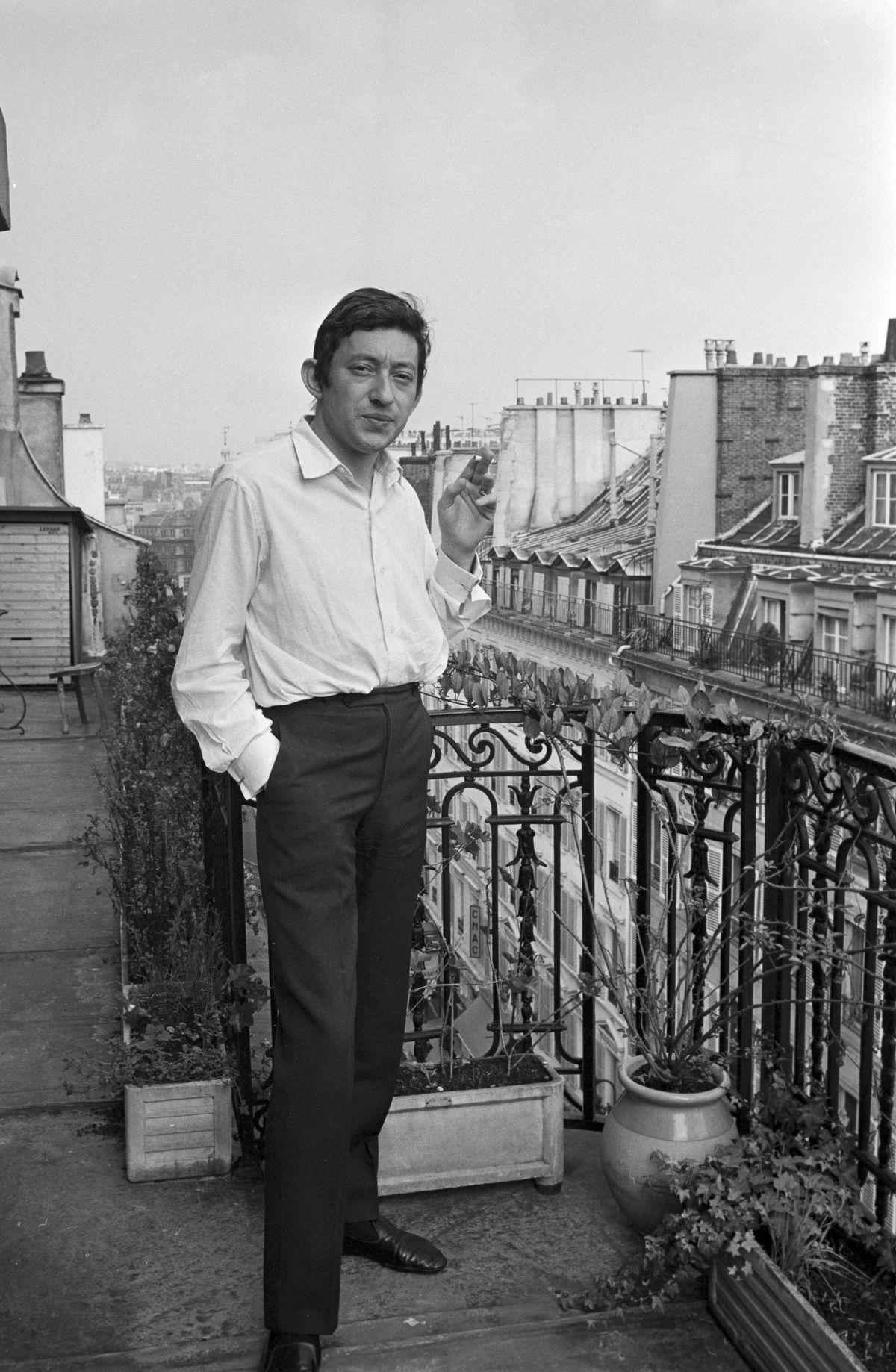 Photo : Archives -En France, à Paris, Serge Gainsbourg chez lui le 15 ...
