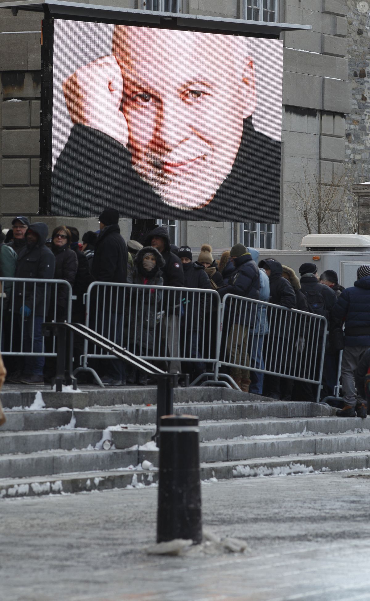 Photo : Des personnes font la queue devant la basilique Notre-Dame à ...