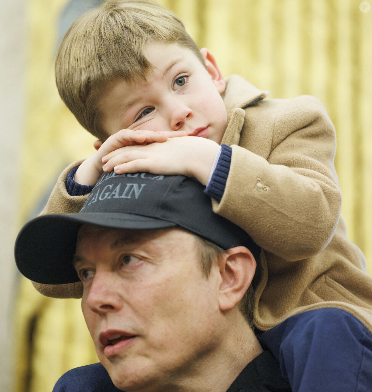Photo : Le président Donald Trump et Elon Musk, accompagné de son fils X, donnent une conférence ...