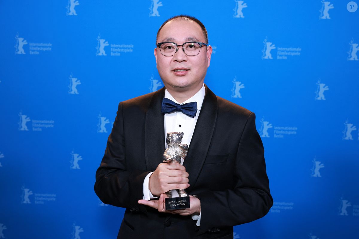 Photo : Huo Meng avec son prix lors de la clôture du Festival film de ...