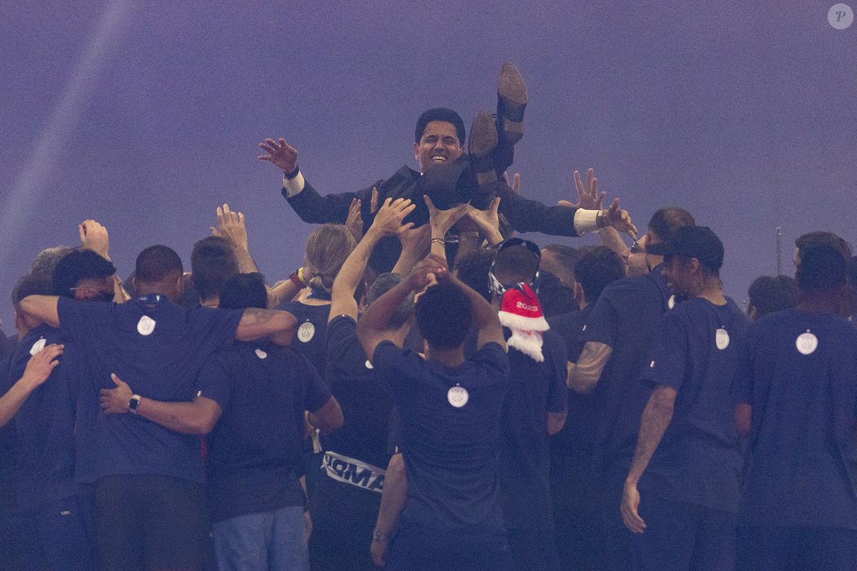 Photo : Nasser al-Khelaïfi (président du PSG) - Les joueurs du PSG ...