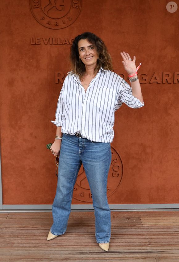 "Elle est en sixième, elle a 14 kilos sur le dos" : Mademoiselle Agnès ...