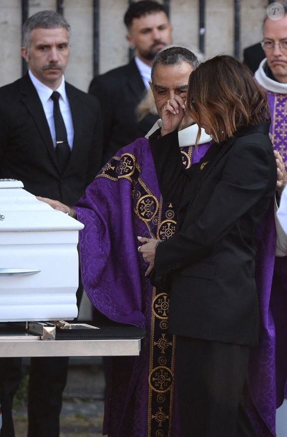 Photo : Laura Smet - Sorties des obsèques de Nathalie Baye en l'église ...