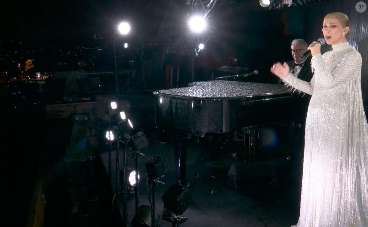 Photo : Céline Dion chante depuis le premier étage de la Tour Eiffel, L ...