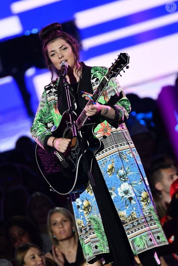 Hoshi et Gia Martinelli en trouple ? La chanteuse aurait introduit dans ...