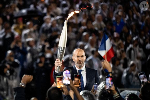 Photo : Zinedine Zidane porte la flamme olympique lors de la cérémonie ...