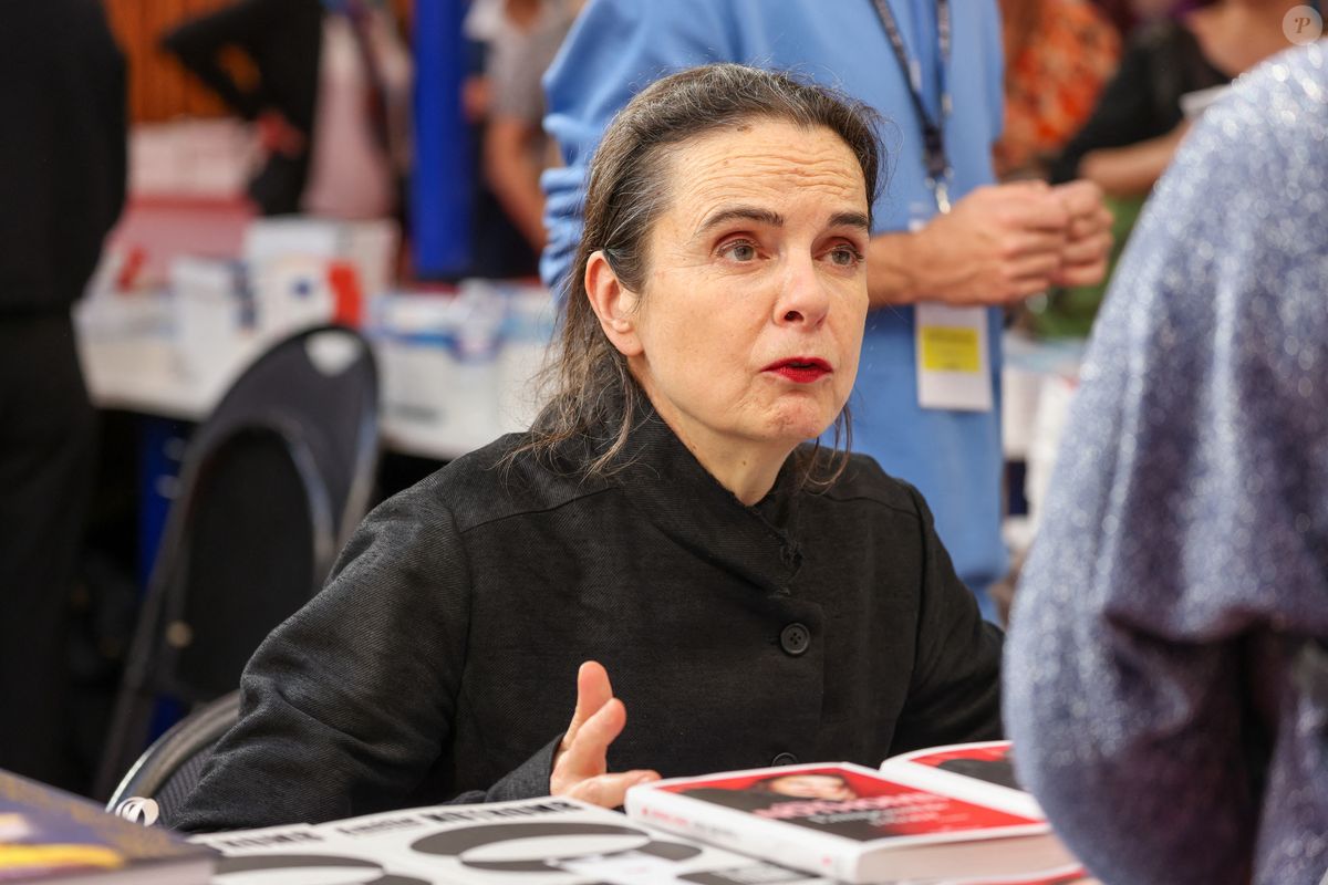 Photo : Amélie Nothomb, à la Halle Georges Brassens de Brive-la ...
