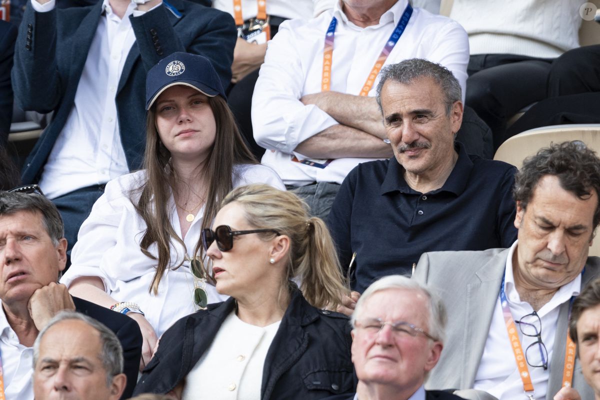 Photo : Elie Semoun et sa compagne Aude Fraineau (enceinte) en tribunes ...