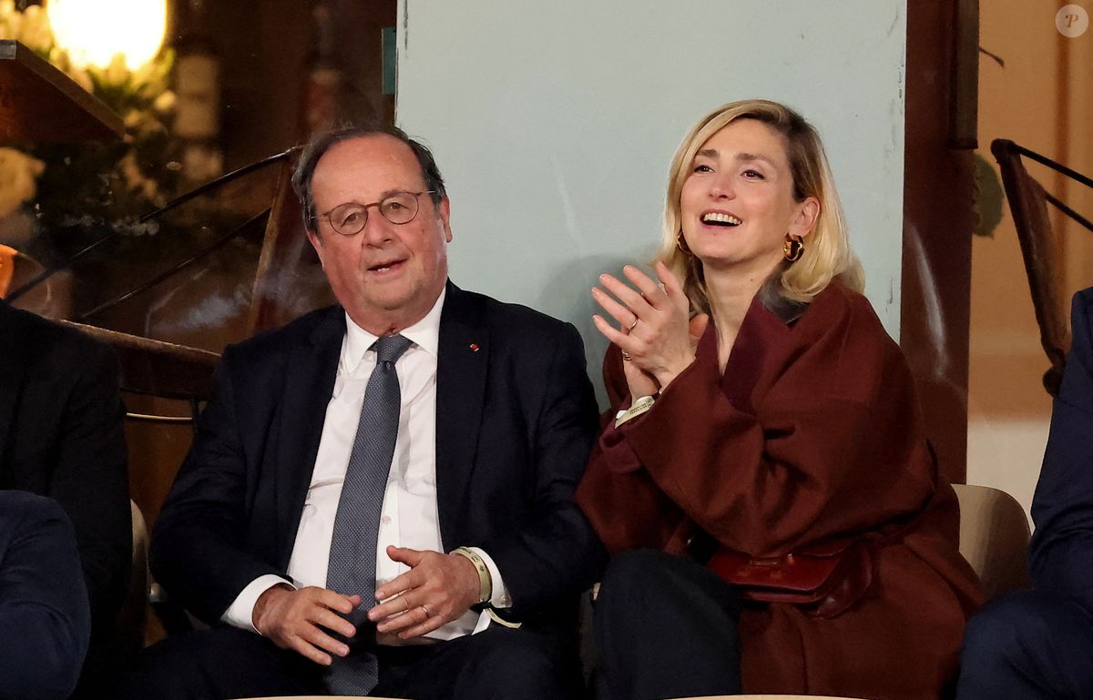 Photo : François Hollande et sa femme Julie Gayet assistent au match ...