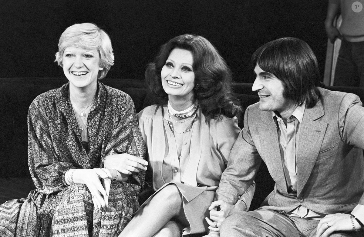 Photo : Archive - Serge Lama. En France, à Paris, sur le plateau, assis ...