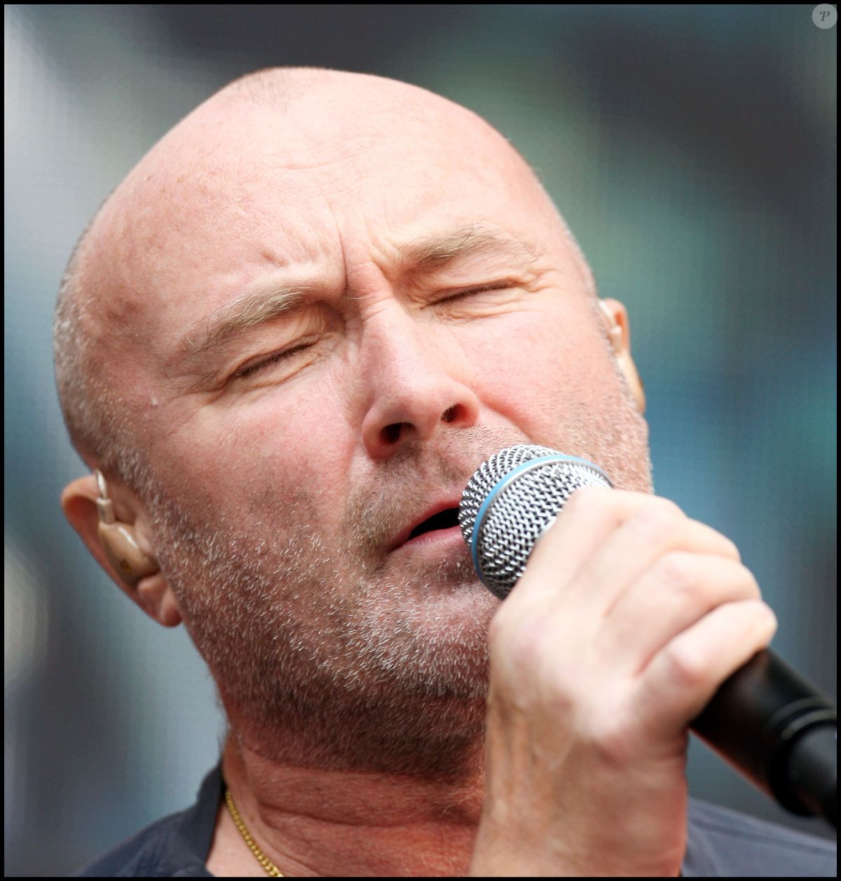 Photo : Phil Collins en concert au stade Wembley de Londres pour le ...