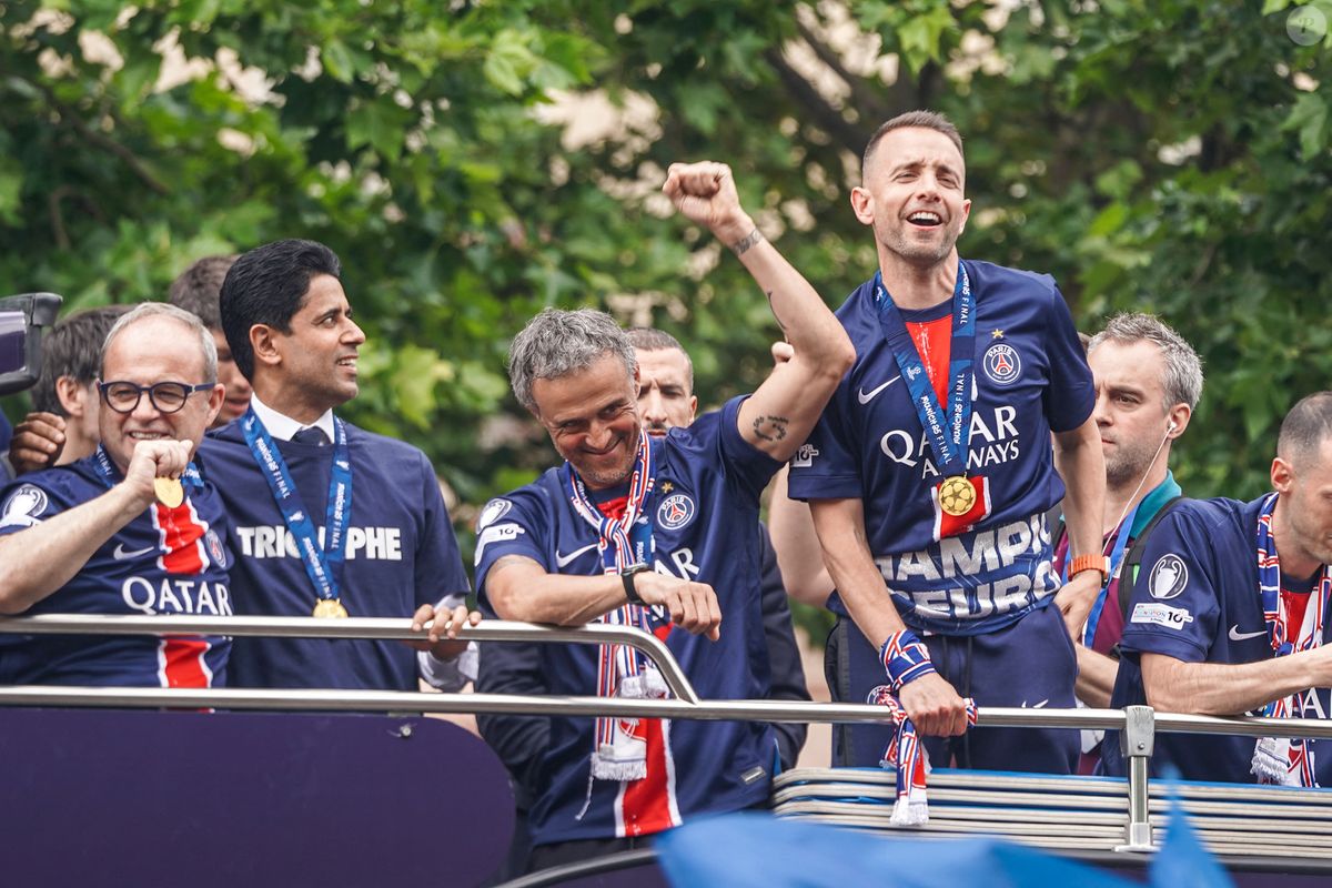 Photo : Luís Campos, Nasser al-Khelaïfi et Luis Enrique - Les joueurs du PSG paradent sur les ...