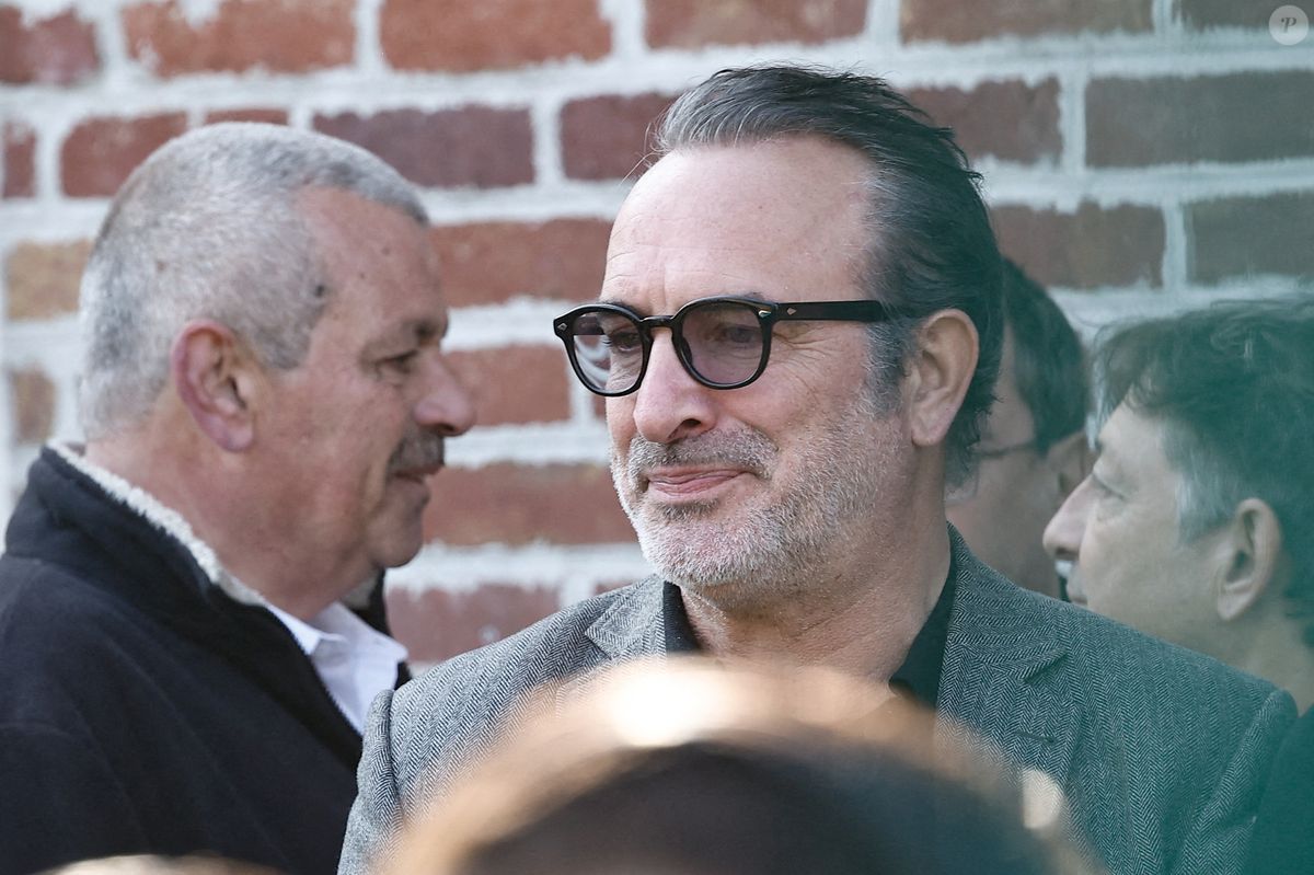 Photo : Cachée derrière des lunettes noires, sa jeune veuve Audrey ...