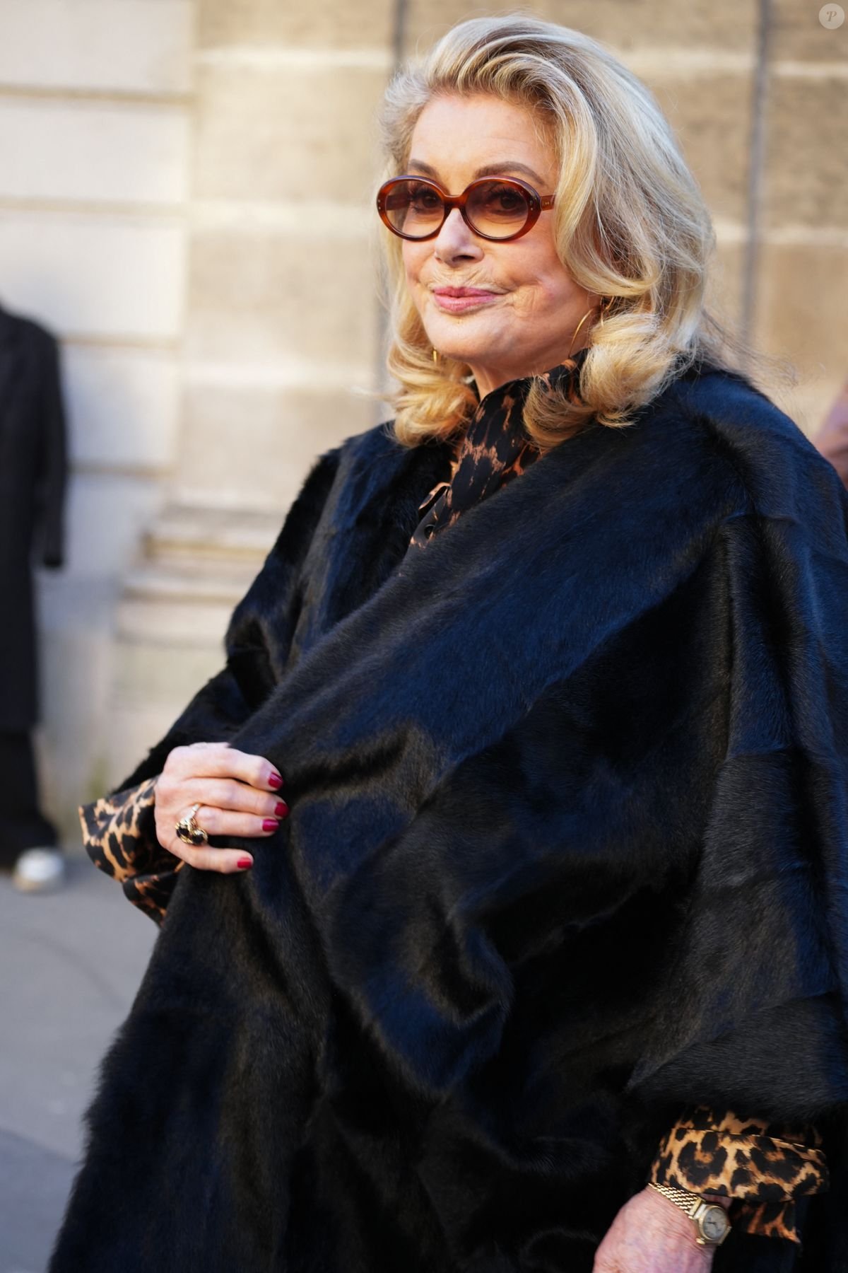 Photo : Catherine Deneuve au défilé La Rose Vivier à la Fashion Week de ...