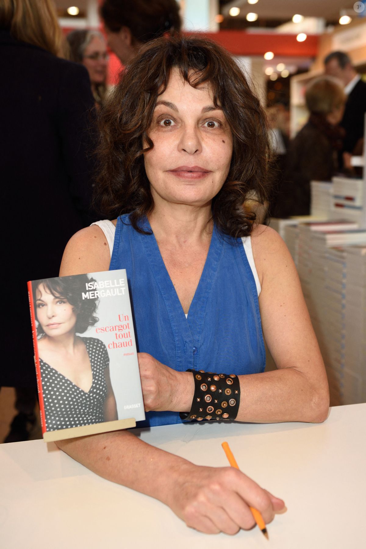 Photo : Isabelle Mergault assistant au Salon Du Livre de Paris 2017 ...