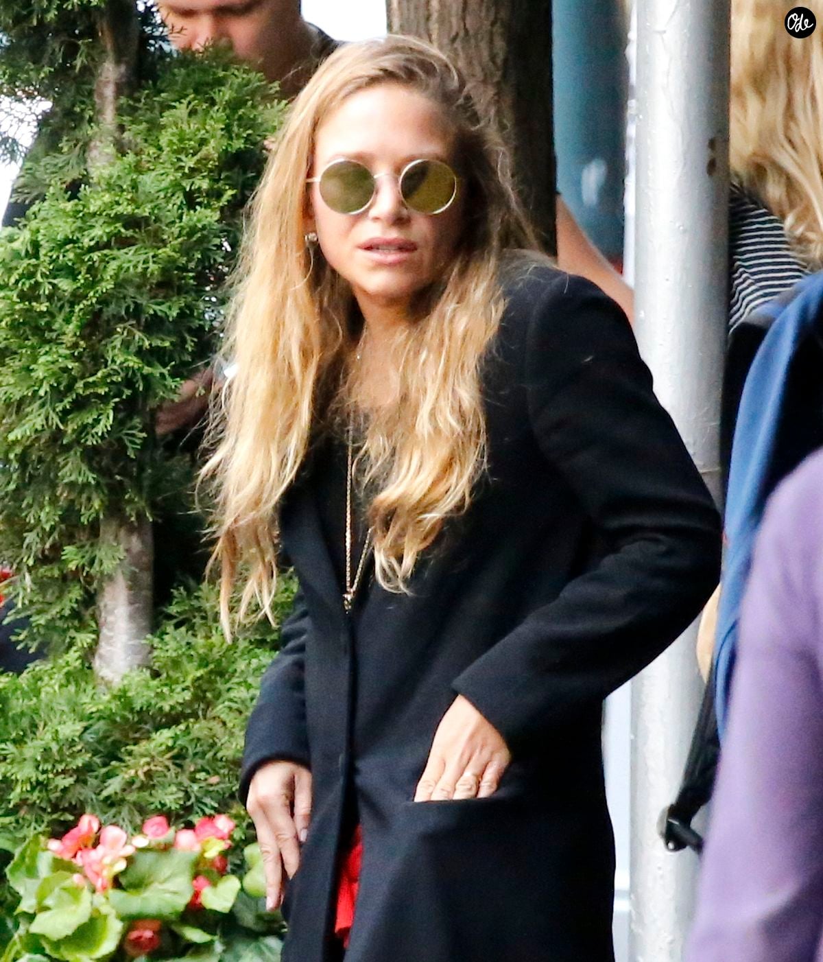 Photo : Les sœurs Mary-Kate et Ashley Olsen attendent à l'extérieur ...