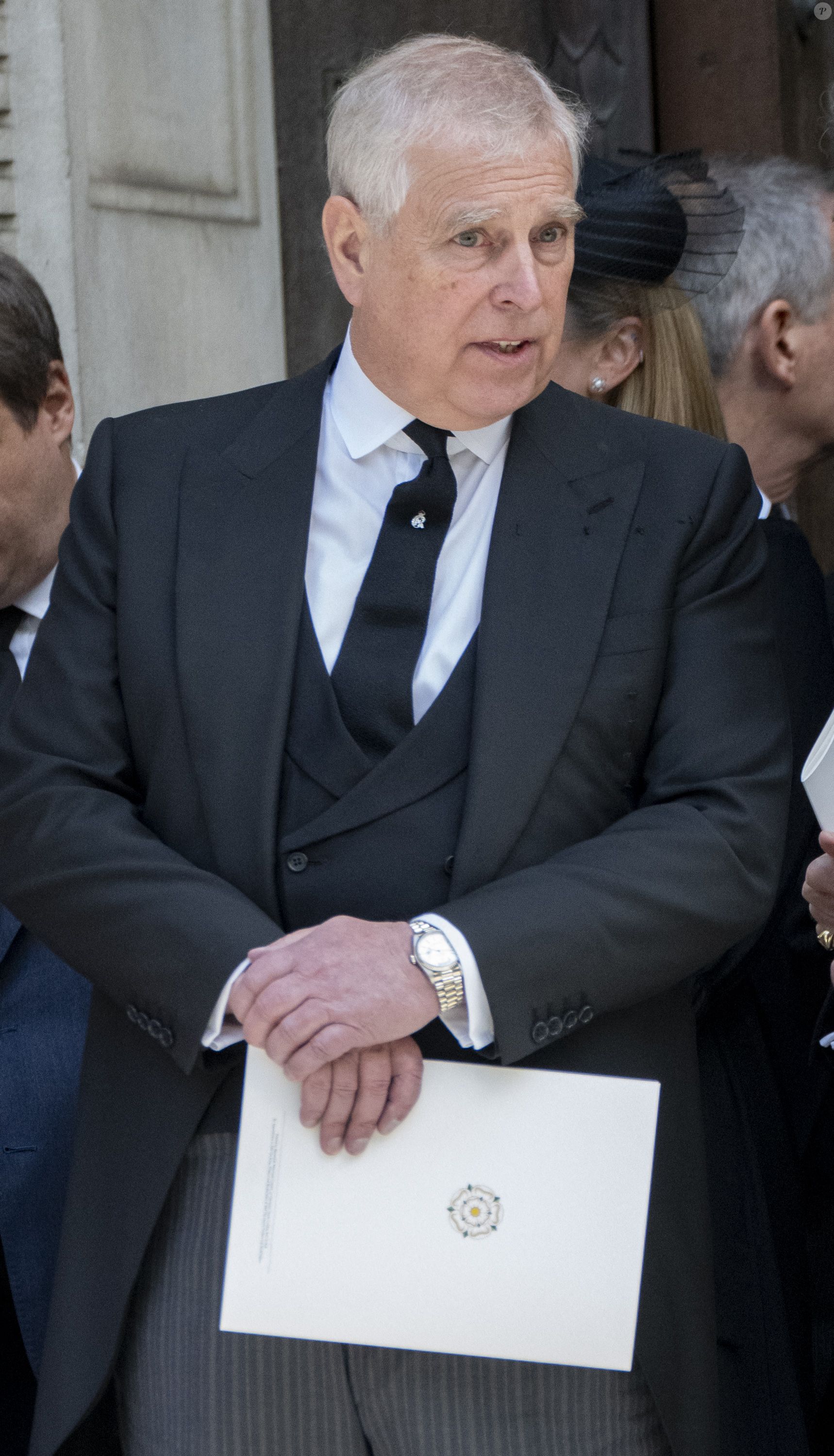 Photo : Le prince Andrew quittant la chapelle Saint-Georges du château ...