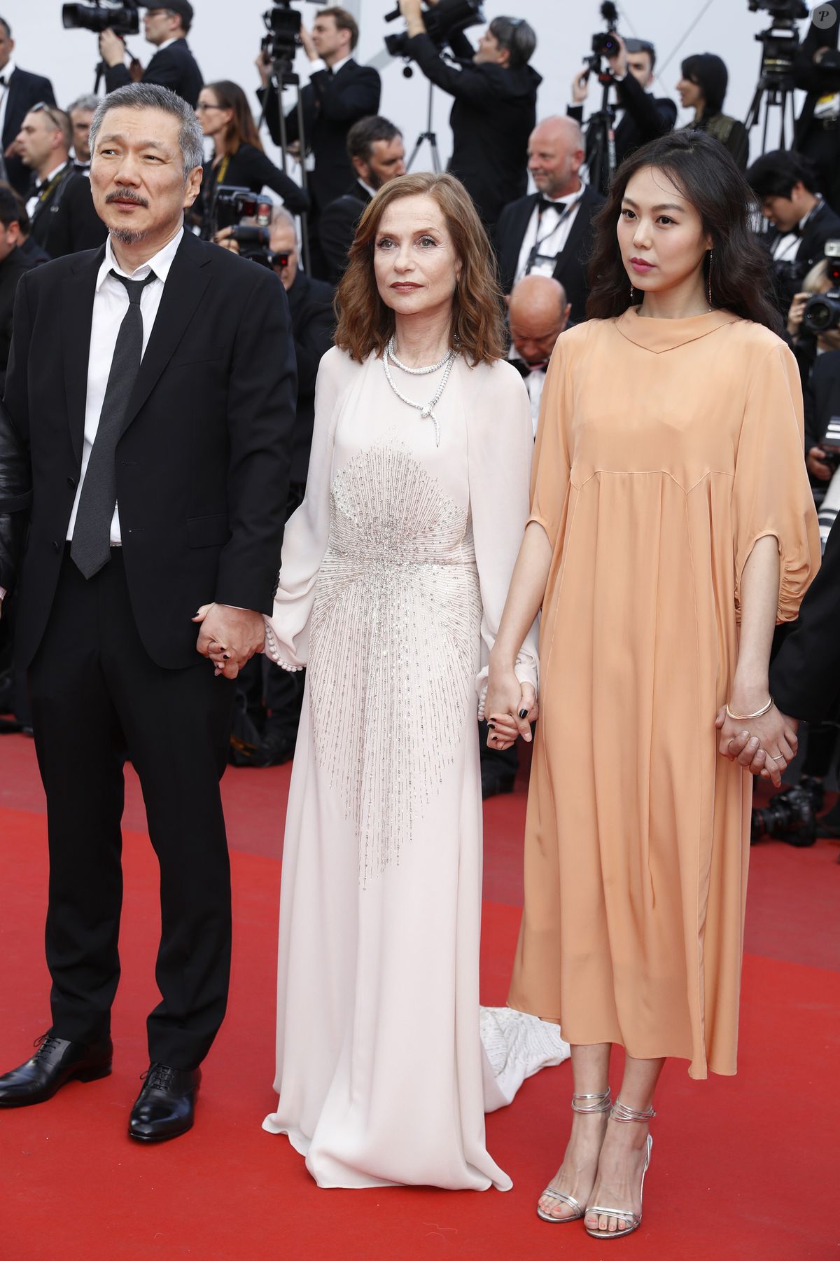 Photo : Hong SangSoo, Isabelle Huppert, Kim Minhee - Montée des marches ...