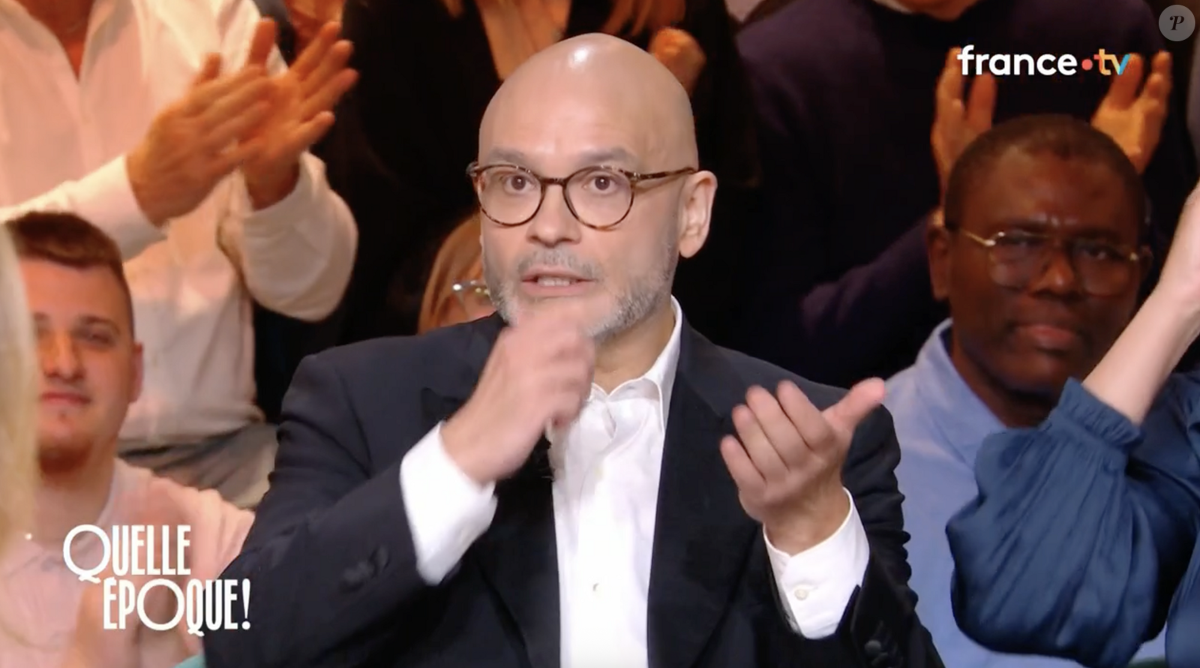 Photo : Yoann Riou sur le plateau de "Quelle époque !" sur France 2, le ...