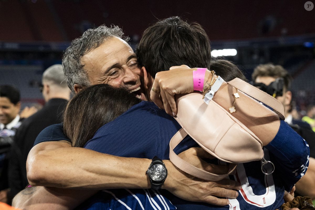 Photo : Luis Enrique célèbre avec sa femme Elena Cullell et ses enfants ...