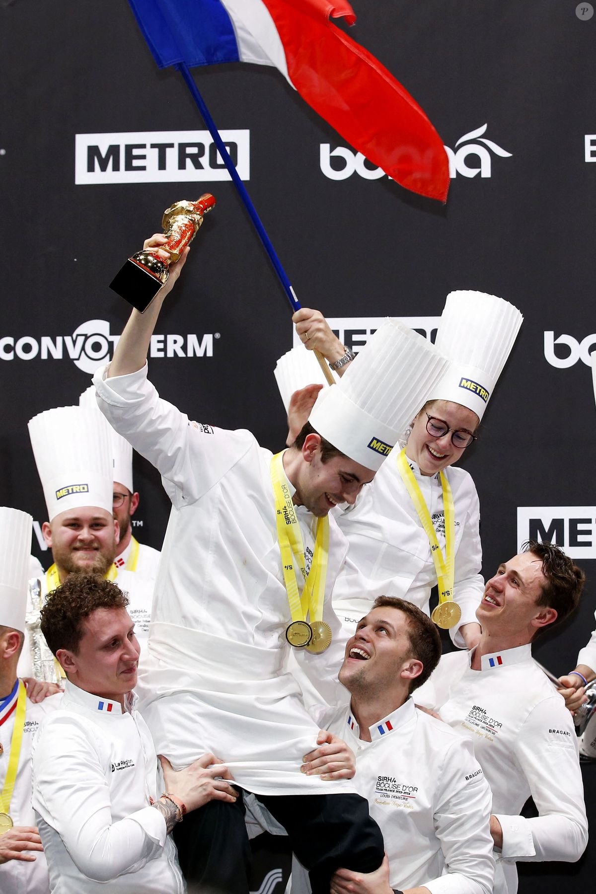 Photo : Le chef Paul Marcon, au centre, célèbre sa victoire, avec sa ...