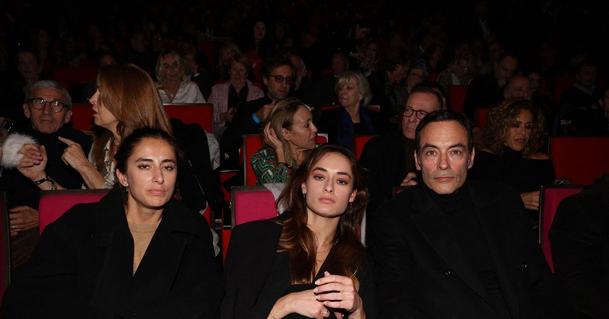 Alain Delon : Au bord de la piscine de sa propriété de Douchy, sa ...