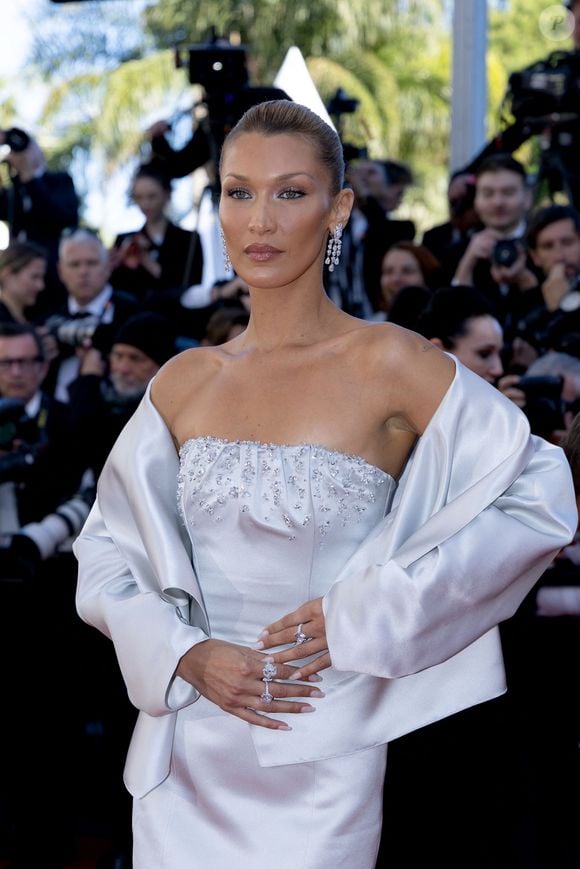 Photo : Bella Hadid - Montée des marches du film " Garance " lors du ...